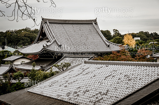 Traditional Japanese rooftops and autumn foliage in Kyoto 이미지 ...