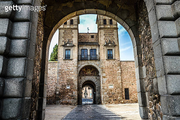 Old city walls and gate on approach to Toledo, Spain 이미지 (493940574 ...