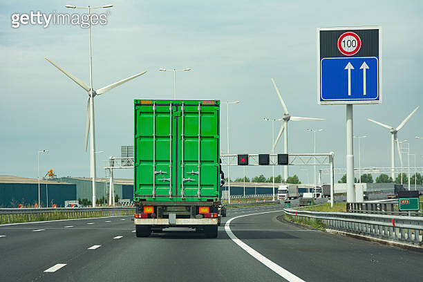 Truck with green sea container on highway (right drive) 이미지 (488577814 ...
