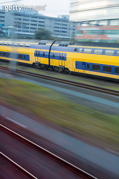 moving train 이미지 (493105758) - 게티이미지뱅크