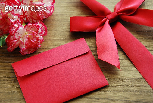 red message card with carnation flowers 이미지 (528814155) - 게티이미지뱅크