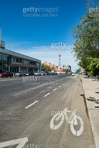 Downtown Saskatoon Street Scene With Bike Lane 이미지 (484910816) - 게티이미지뱅크