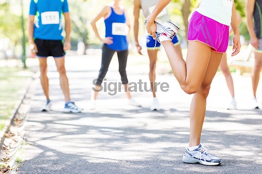 Marathon Runner Stretching With Competitors In Background At Par 이미지 ...