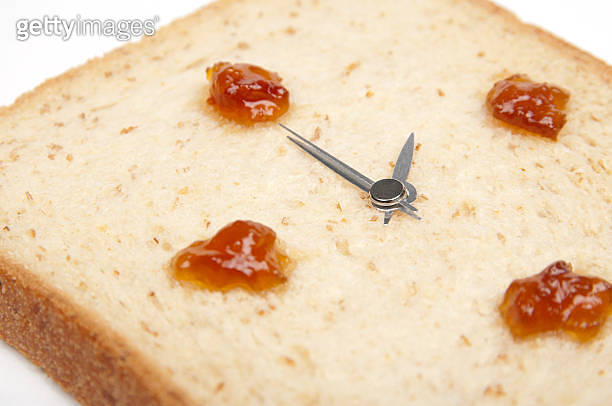 It's tea time! The bread clock is shown 2 o'clock. (493504411) - 게티이미지뱅크