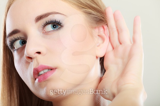 Woman with hand behind ear spying 이미지 (484226018) - 게티이미지뱅크