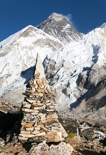Everest and Nuptse from Kala Patthar with stone mans 이미지 (489614102 ...