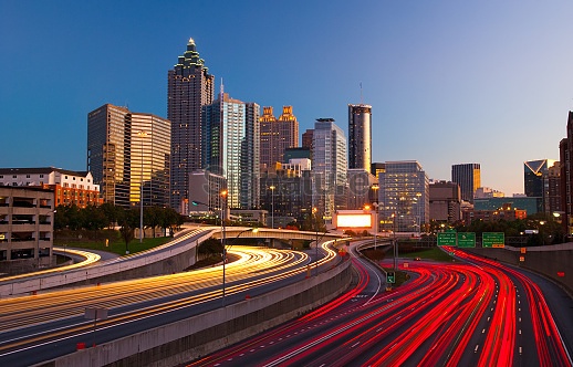 Downtown Atlanta skyline at sunset with highway light trails 이미지 ...