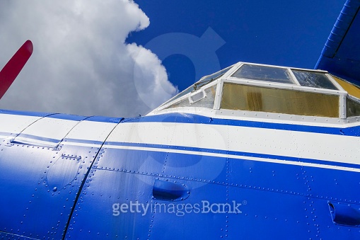 Side view of a blue plane 이미지 (491086372) - 게티이미지뱅크