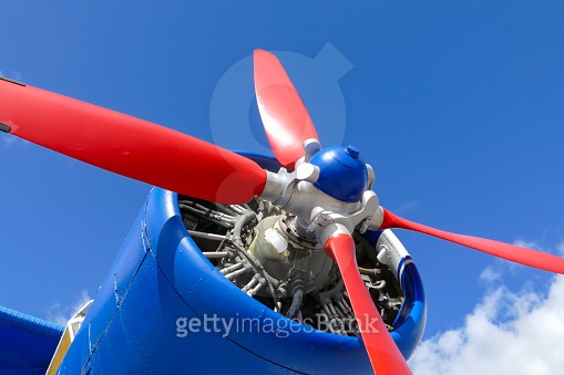Airplane engine with red propeller 이미지 (491086944) - 게티이미지뱅크