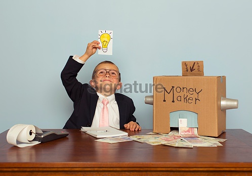 Young Boy Makes Money with Ideas 이미지 (473785870) - 게티이미지뱅크