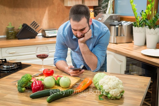 Taking break from cooking and texting on cell phone. 이미지 (501454974 ...