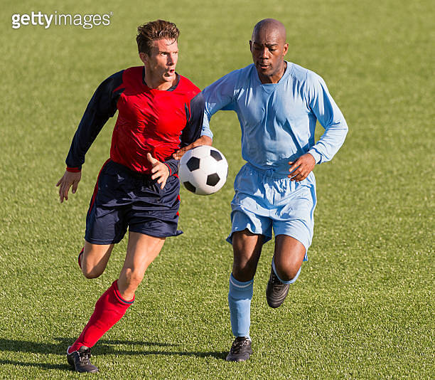 Two Football Players In Action 이미지 (525193897) - 게티이미지뱅크