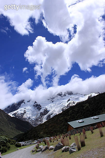 Drive up to Mount Cook campsite (484918116) - 게티이미지뱅크