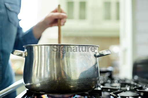 Cropped image of woman stirring food in cooking pot 이미지 (478312434 ...