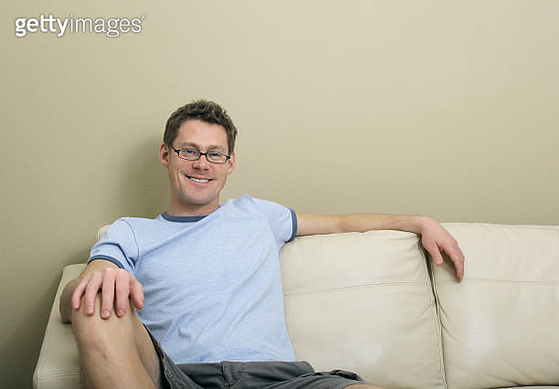 Man Sitting on Couch 이미지 (471130259) - 게티이미지뱅크