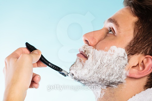 Man shaving with razor face profile 이미지 (470958400) - 게티이미지뱅크