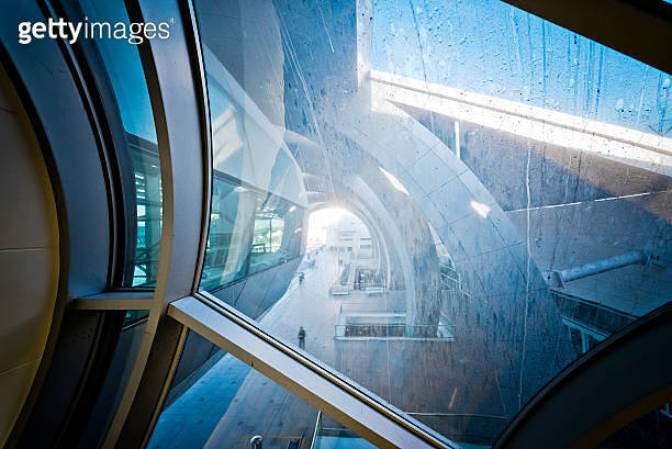 Metro Station in Dubai seen through dirty window 이미지 (501577934) - 게티이미지뱅크