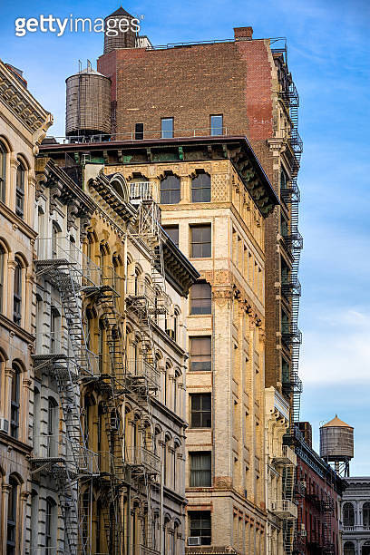 Soho loft buildings with fire escape and water towers, Manhattan 이미지 ...
