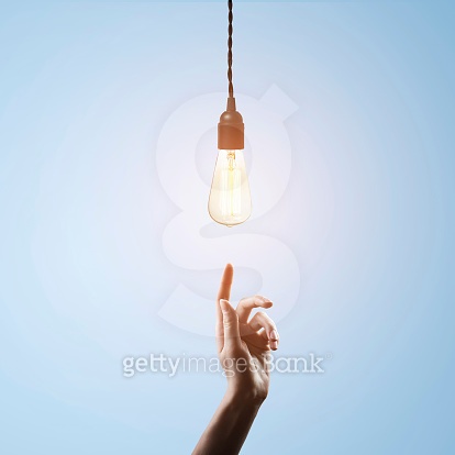 hand points to light bulb 이미지 (533993241) - 게티이미지뱅크