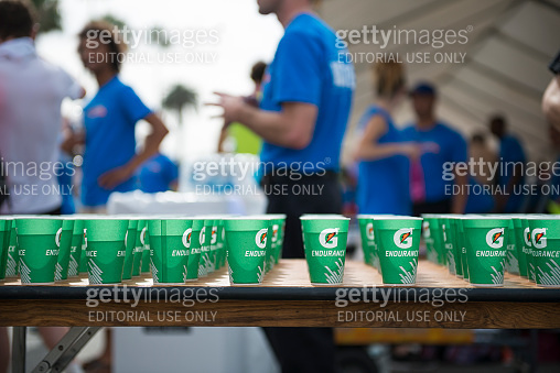Paper cups of Gatorade at Los Angeles Marathon (470742514) - 게티이미지뱅크