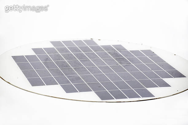 Circular solar panel with voltage cells (493659726) - 게티이미지뱅크