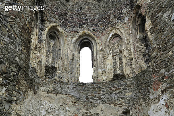 Gothic Window - Ruins of the Okor Castle (482186550) - 게티이미지뱅크
