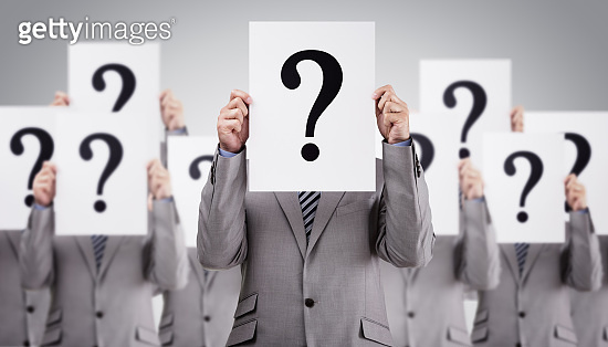 Business colleagues holding question mark signs (481625900) - 게티이미지뱅크