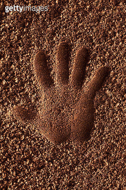 Handprint in the soil 이미지 (469902892) - 게티이미지뱅크