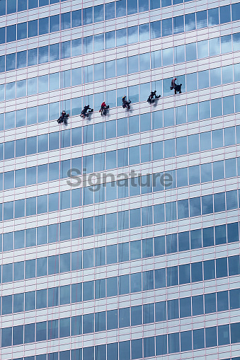 Facade cleaners 이미지 (493022926) - 게티이미지뱅크