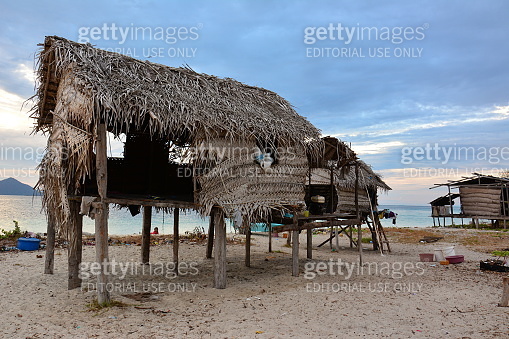 Bajau Sea Gypsies hut, Sabah Borneo (498865878) - 게티이미지뱅크