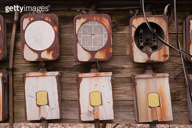 Old Home Fuse Box Panel Rusted Electrical Equipment (473804764) - 게티이미지뱅크