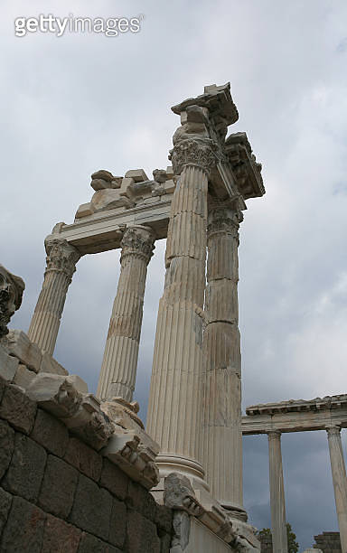 Pergamum-Turkey 'The Acropolis-Temple of Zues' 이미지 (471063347) - 게티이미지뱅크