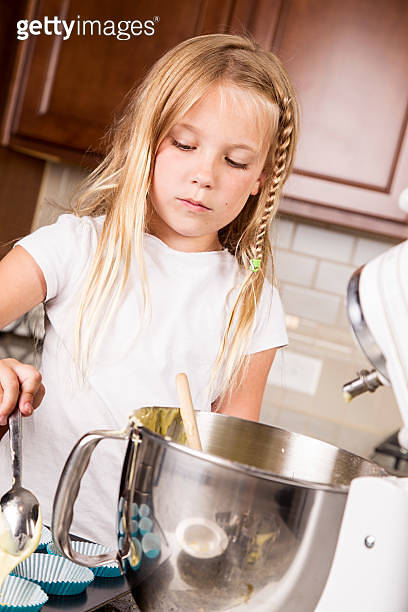 Girl Baking 이미지 (500754419) - 게티이미지뱅크