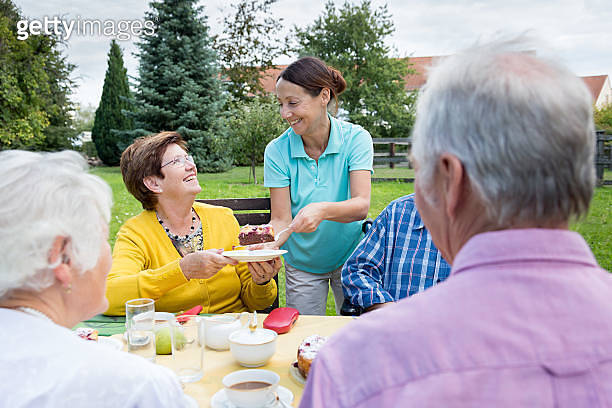 Group of elderly people sitting at the garden table 이미지 (491828834 ...