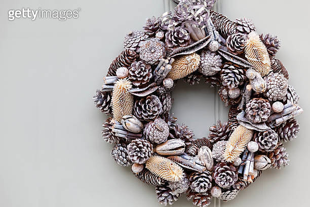 Silver Cone and Teasel Christmas Wreath 이미지 (486502720) - 게티이미지뱅크