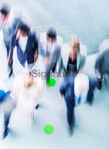 Morning rush hour with running business people, entrance 이미지 (467193200 ...