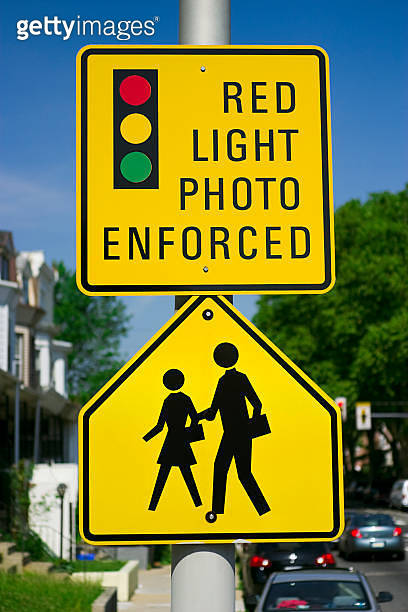 Red light photo enforcement and pedestrian signs (471260359) - 게티이미지뱅크