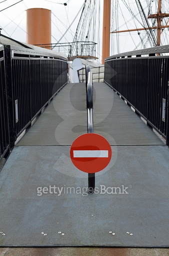 No entry sign on gangway to a ship. 이미지 (535723675) - 게티이미지뱅크