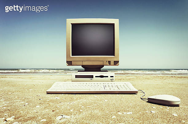 Vintage Computer On The Beach 이미지 (501964255) - 게티이미지뱅크