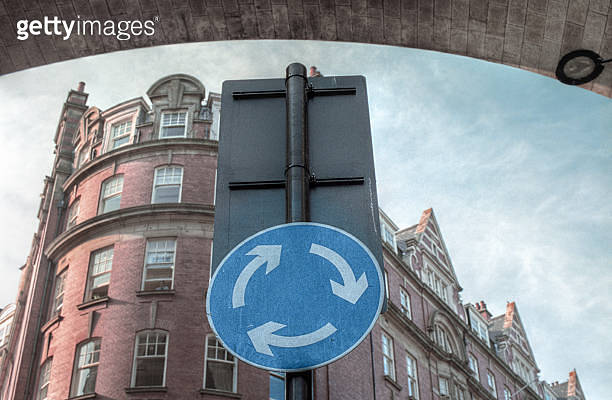 Clockwise roundabout sign - Rotatoria (524508087) - 게티이미지뱅크