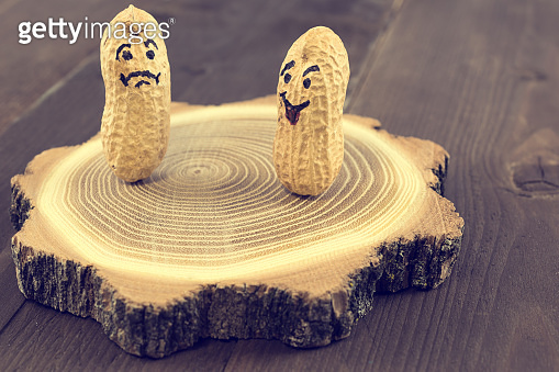 Smile and sad face drawn on dried peanuts (615418044) - 게티이미지뱅크