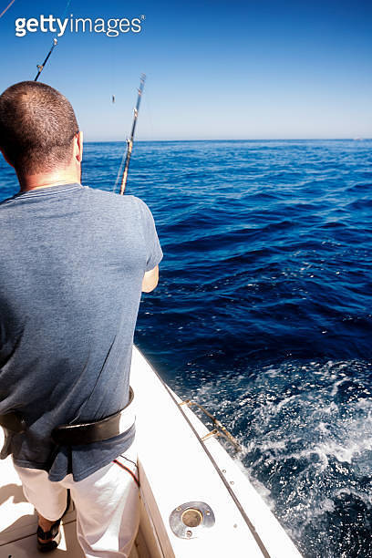 Man Catching Big Fish in Ocean 이미지 (541584740) - 게티이미지뱅크