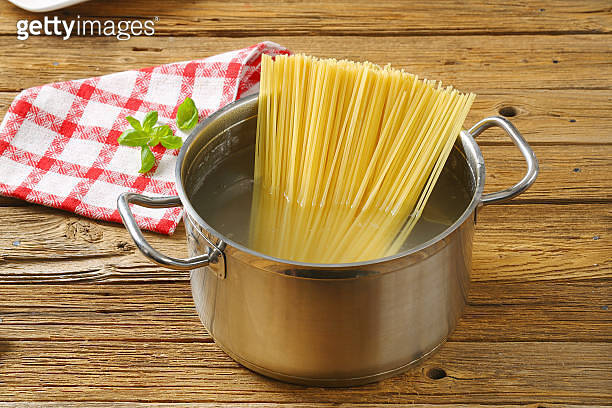 Group of spaghetti inside a pot 이미지 (486024297) - 게티이미지뱅크