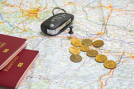 Passports, keys and coins on a map of Europe 이미지 (506473256) - 게티이미지뱅크