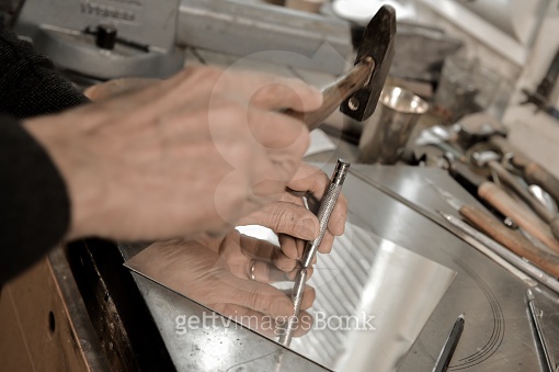 Master goldsmith working with silver-Draw a circle with a compas 이미지 ...