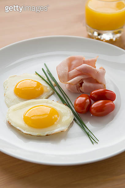 breakfast plate with eggs, tomatoes and ham 이미지 (519369606) - 게티이미지뱅크