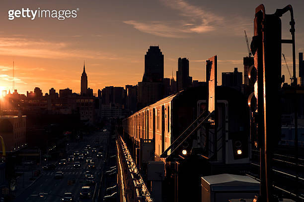 Sunset Subway Train in New York City. (617909048) - 게티이미지뱅크