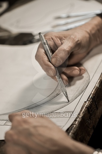 Master goldsmith working with silver-Creative drawing of a silve 이미지 ...