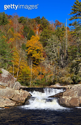 Waterfall at Linville (622442006) - 게티이미지뱅크