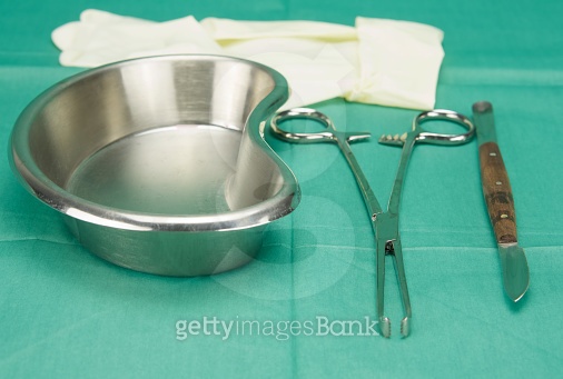 Surgical clamp and knife placed near kidney shape bowl (539219460) - 게티 ...